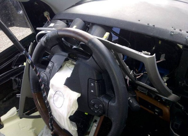 Grizzly Bear Rips SUV Apart | ON TARGET in CANADA